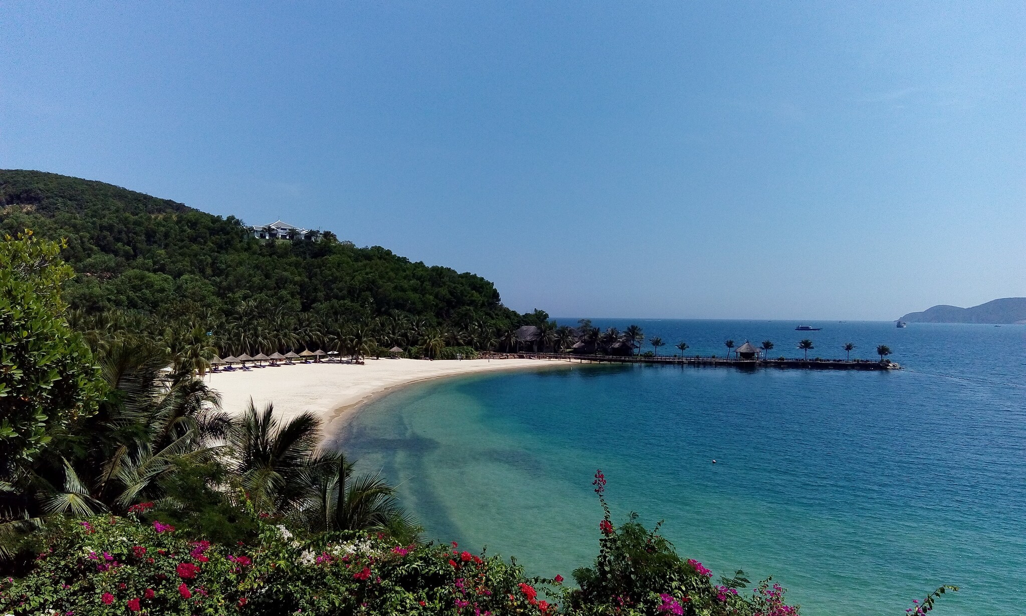 vin-pearl-luxury-beach-resort-by-speedboat